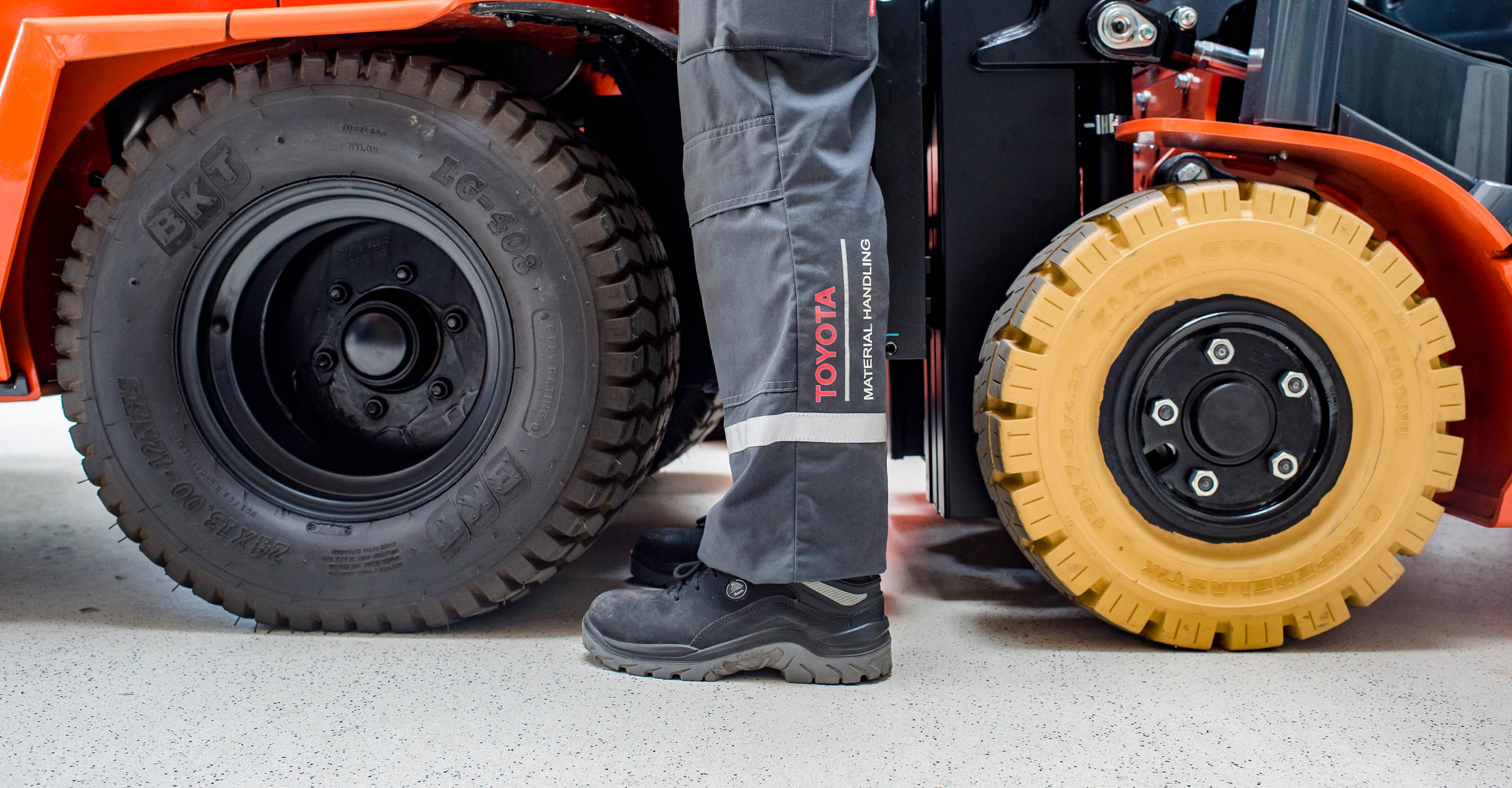 Dagelijkse heftruck checklist: essentieel voor een veilig magazijn