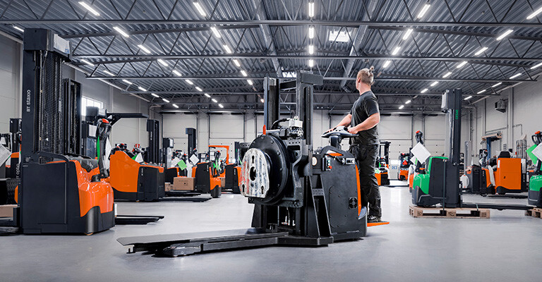 Ontdek de voordelen van elektrische stapelaars voor jouw magazijn