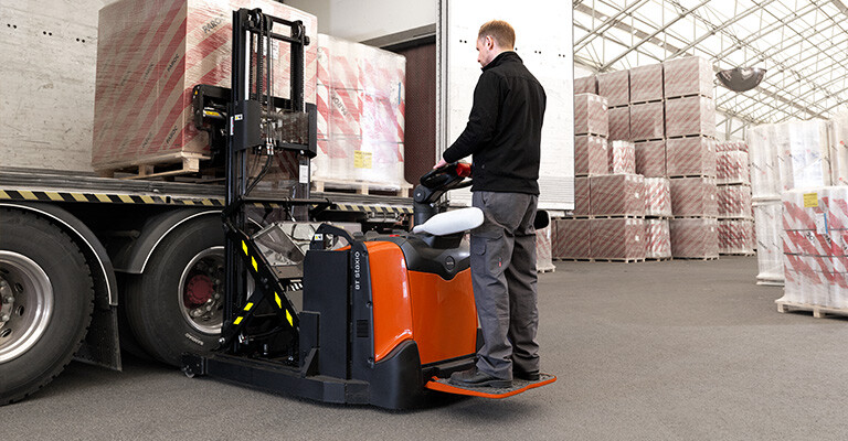 Ontdek de voordelen van elektrische stapelaars voor jouw magazijn